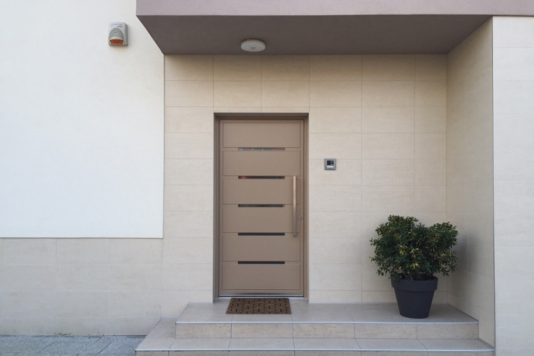 New generation aluminium entrance door - Inotherm
